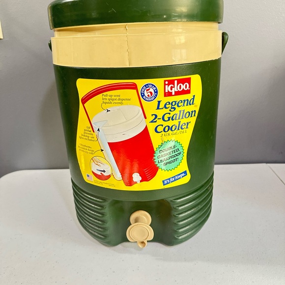 Igloo | Dining | Vintage Igloo 2 Gallon Vented Lid Push Spout Drink ...